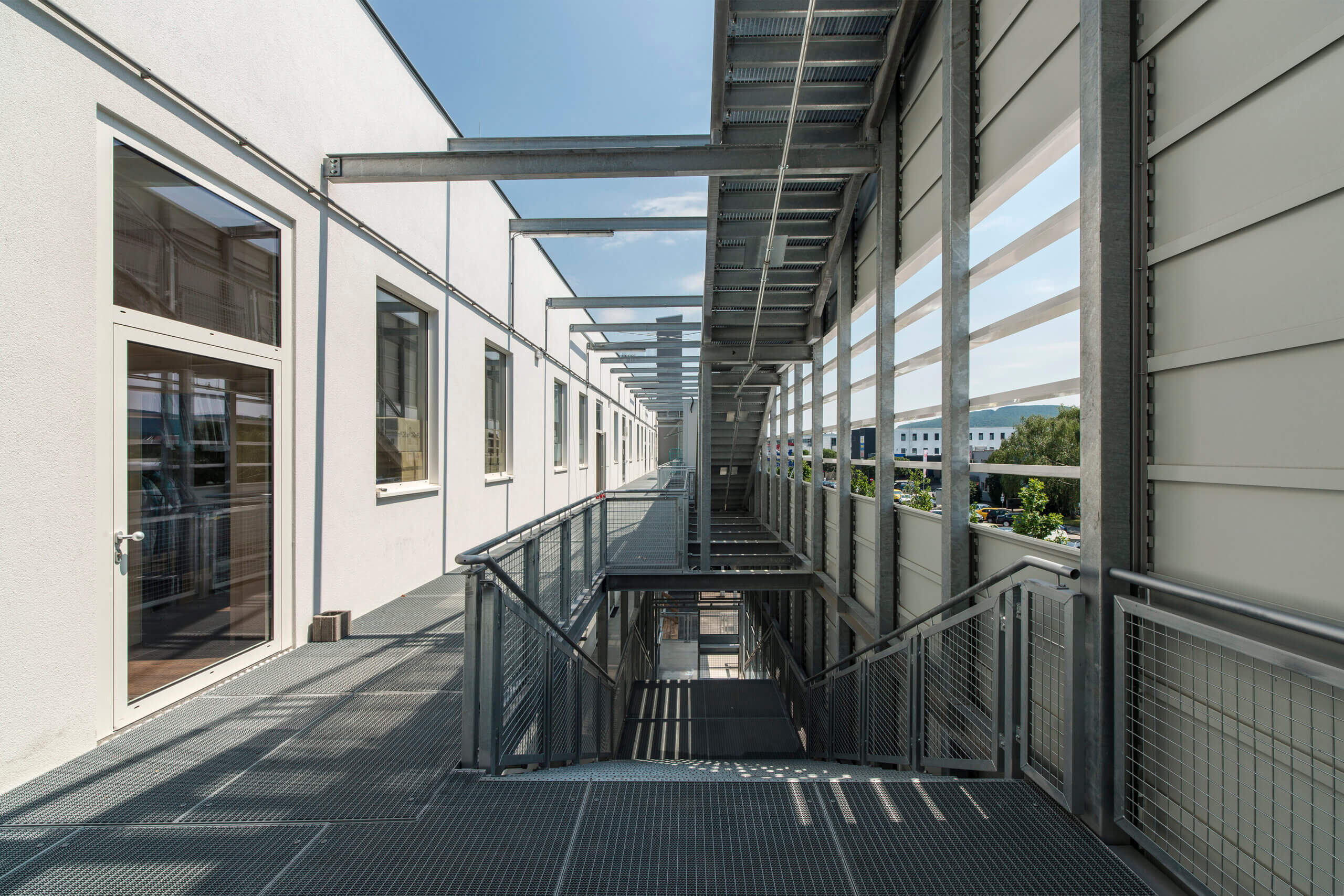 Moderner Vierkanthof am Dach des Shoppingcenters - WBV-GPA