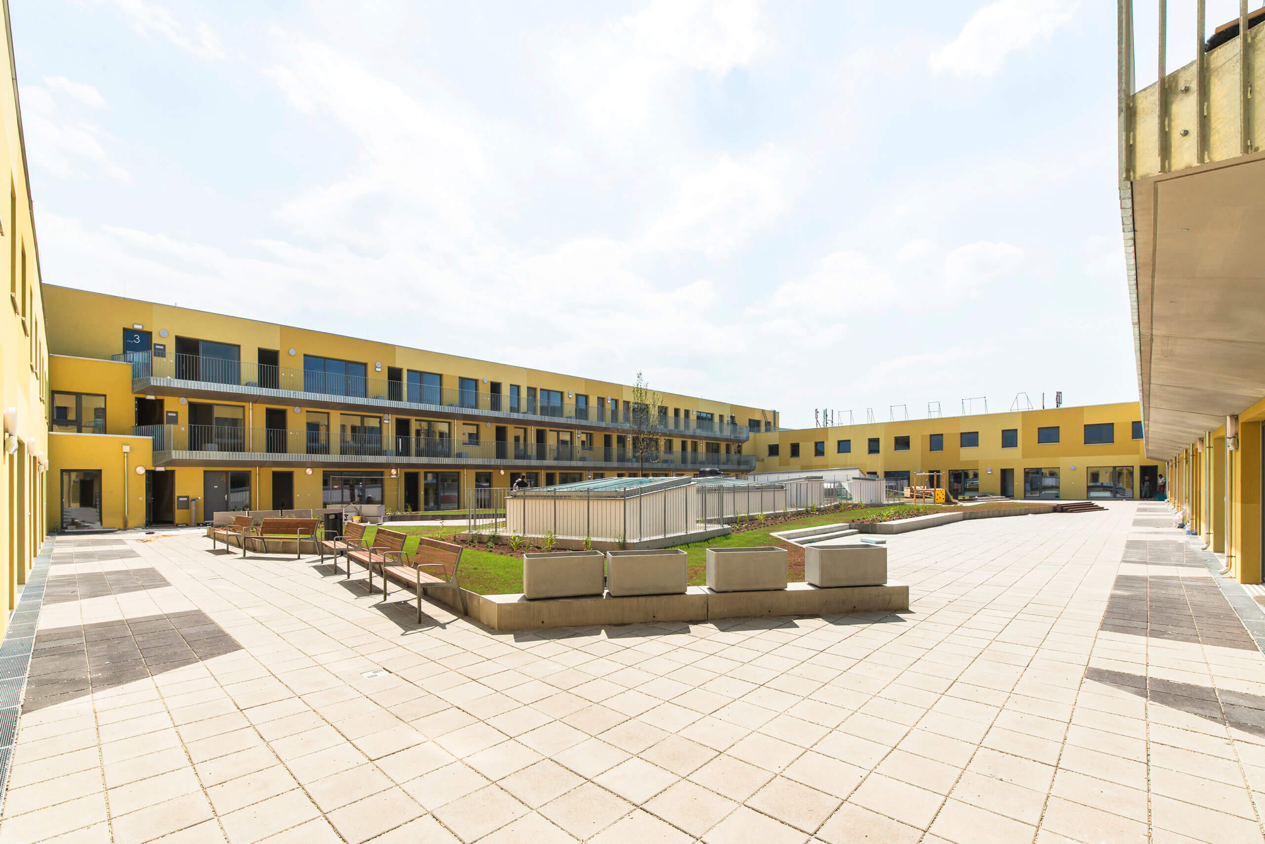 Moderner Vierkanthof am Dach des Shoppingcenters - WBV-GPA