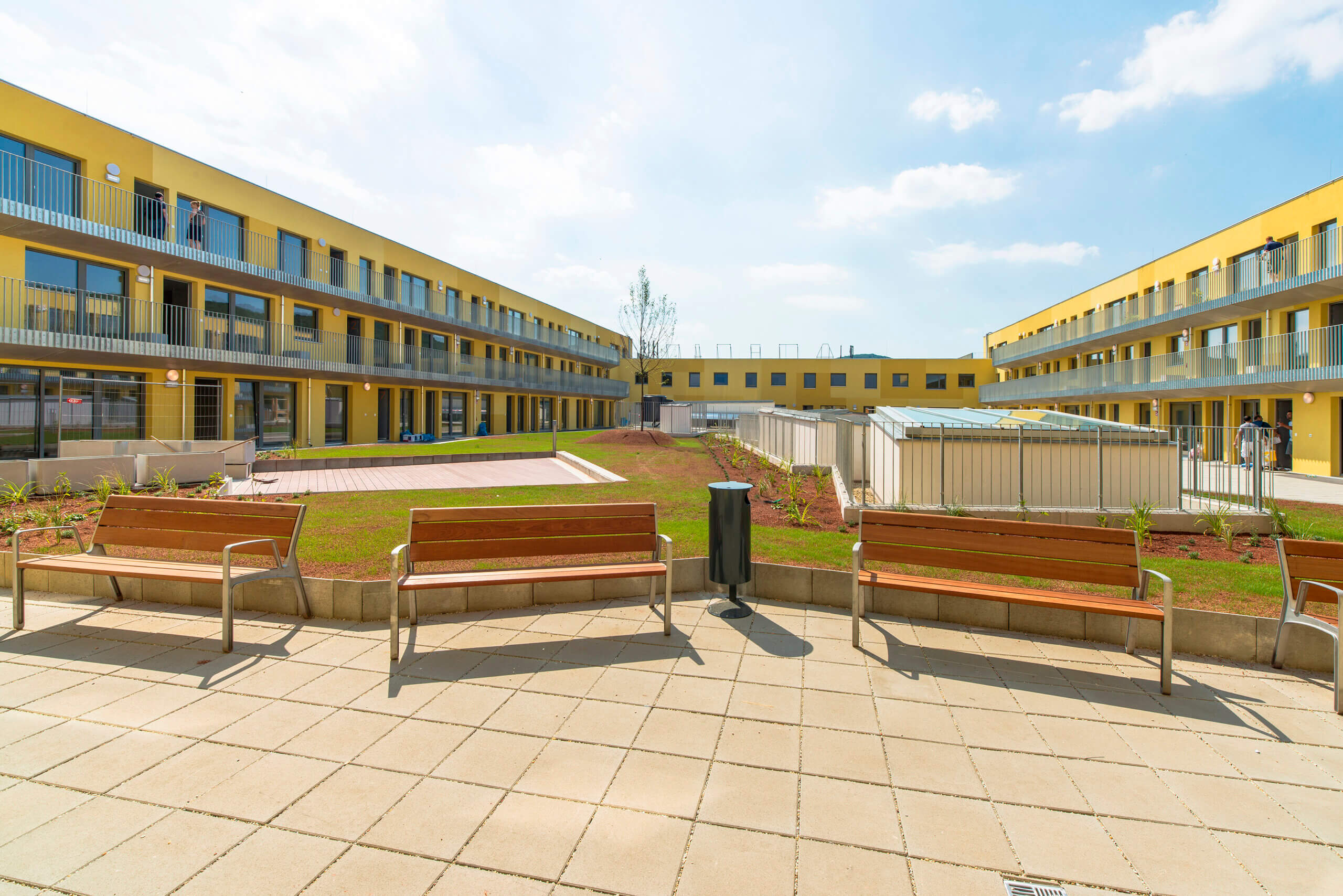 Moderner Vierkanthof am Dach des Shoppingcenters - WBV-GPA