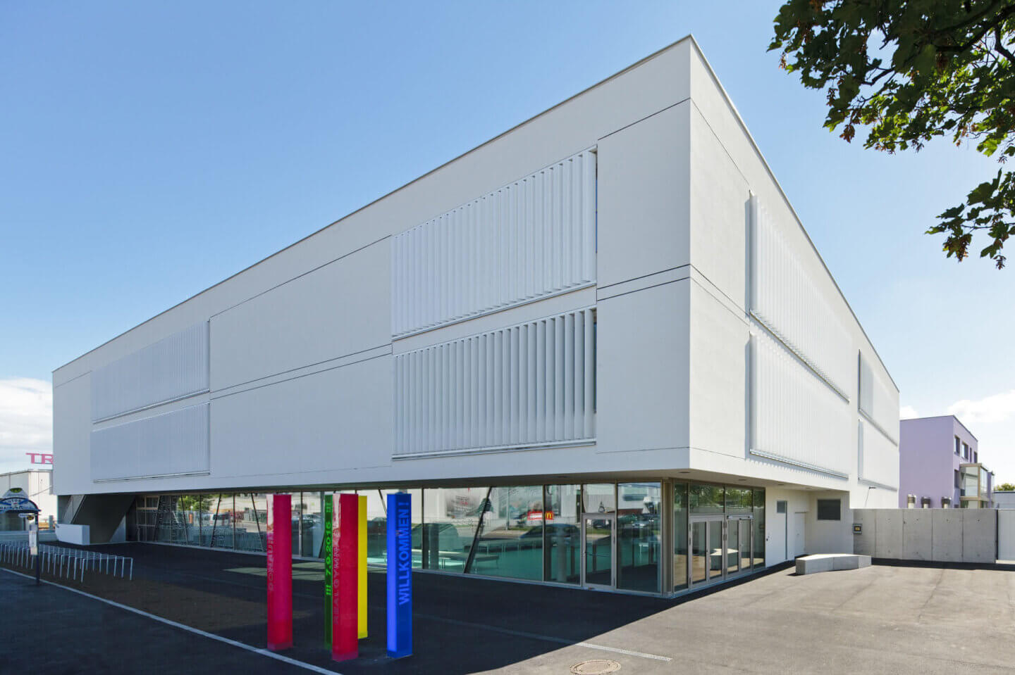 Schule mit innovativ gestalteten Klassenräumen